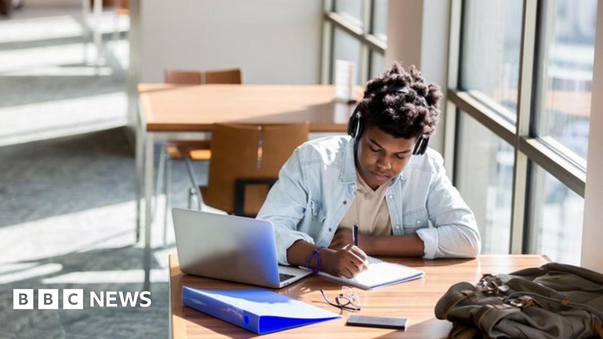 Campaign aims to help lonely university students - BBC News