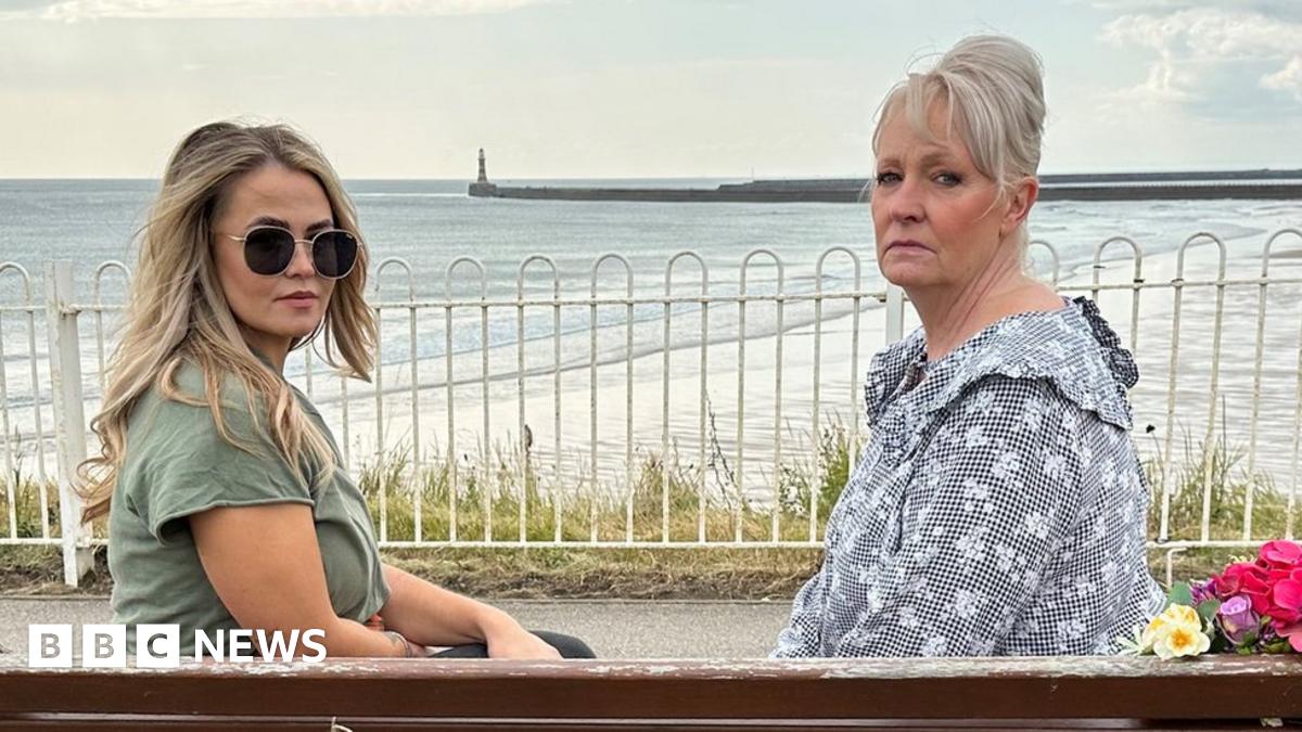 Families devastated by Sunderland memorial bench renewal fees - BBC News