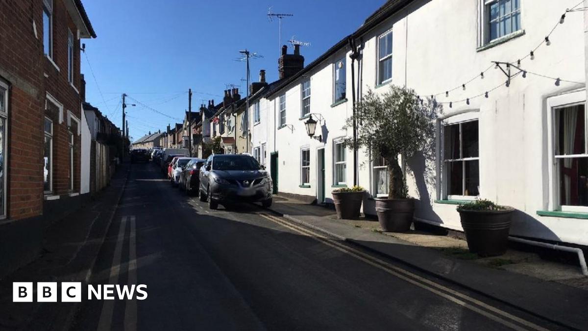 Poorly-parked cars 'delay fire rescue' in Rowhedge - BBC News