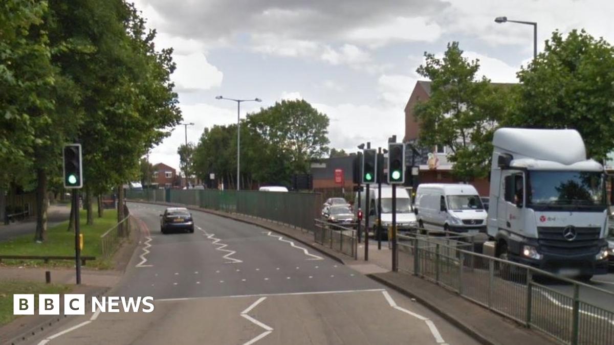 Girl, 6, hit by car and killed in Smethwick - BBC News