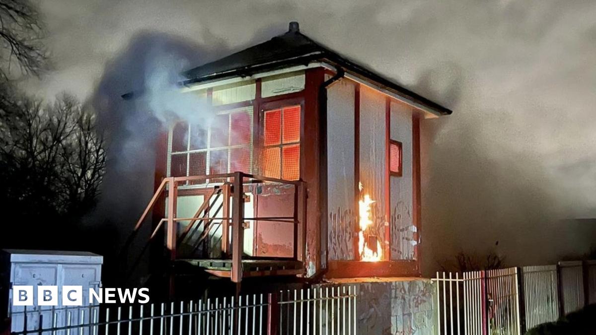 Peterborough boys raise £9k for Nene Valley signal box - BBC News