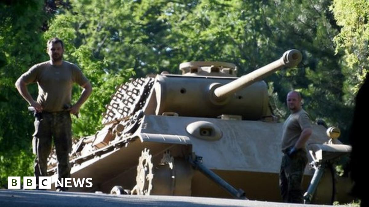 Germany: WW2 Panther tank seized from pensioner's cellar - BBC News