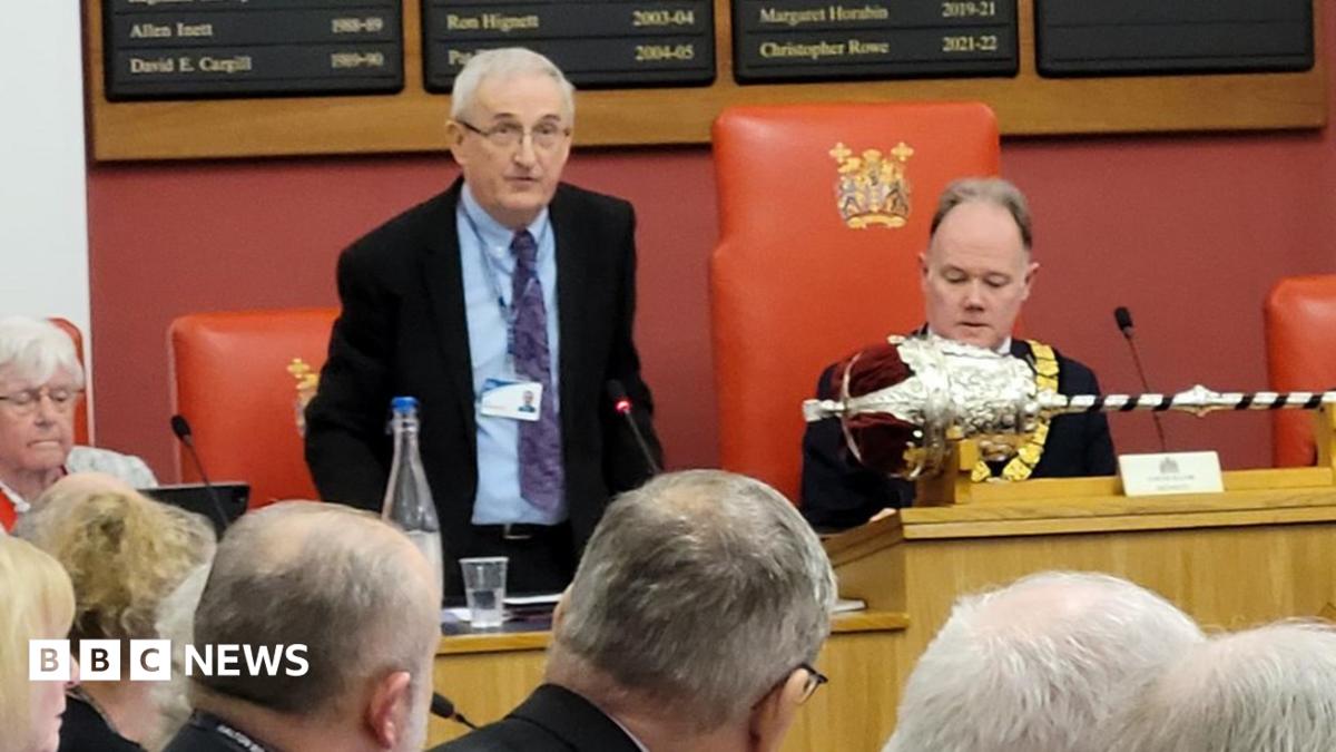 Halton Council approves cuts to services to save £6.88m - BBC News