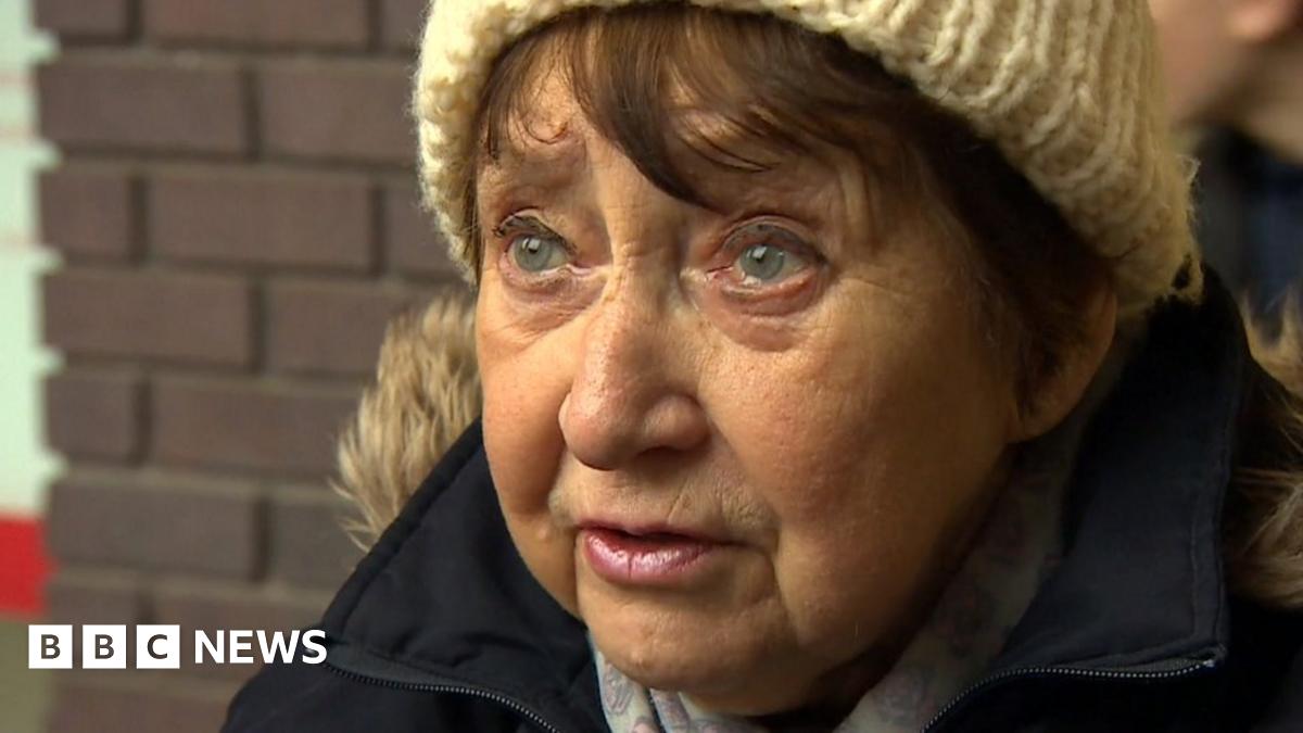 Concerns in Crewe over two Post Offices facing closure - BBC News