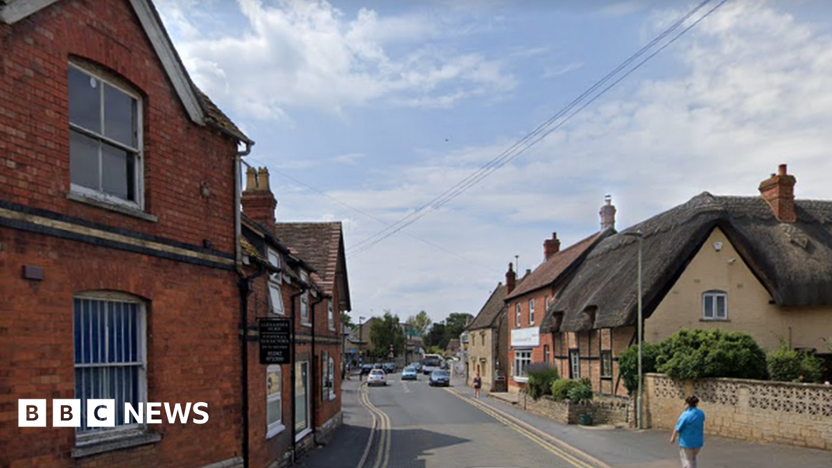 U-turn on 'devastating' road closures in Cotswold village welcomed - BBC News