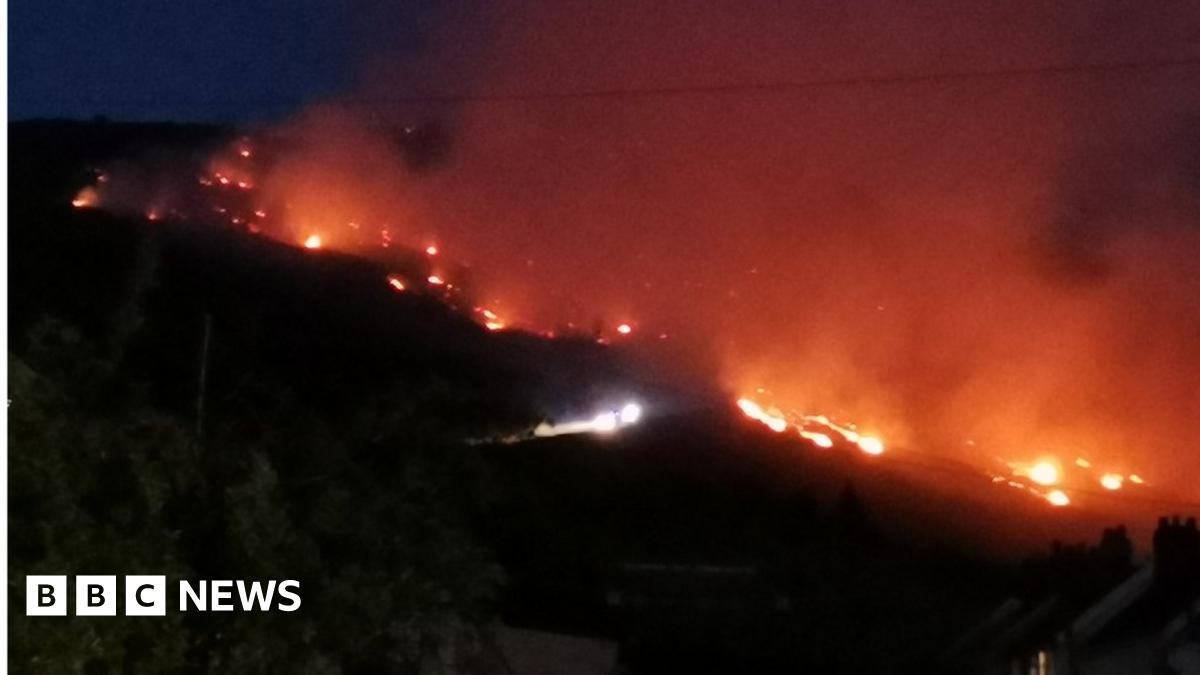 Welsh mountain fires continue to burn as culprits sought - BBC News
