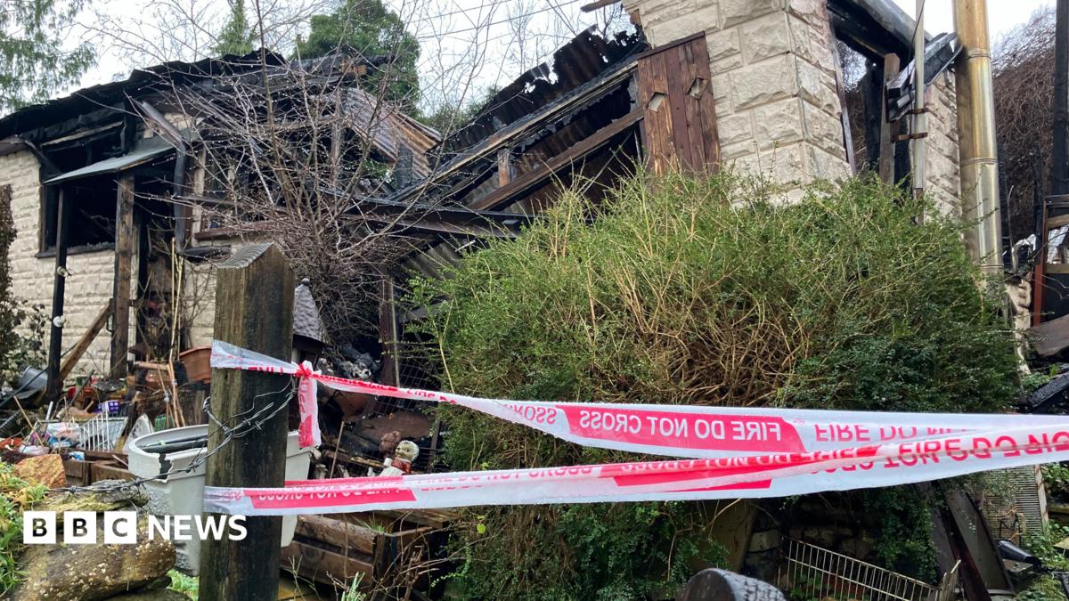 Wiltshire resident 'safe' after early morning bungalow fire - BBC News