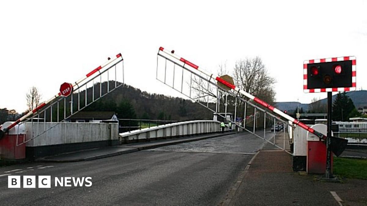 Reduced service for boats at Inverness canal bridge - BBC News
