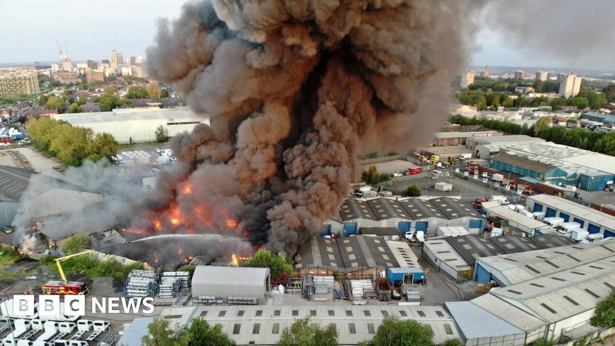 Manchester fire crews tackle huge blaze at industrial site - BBC News