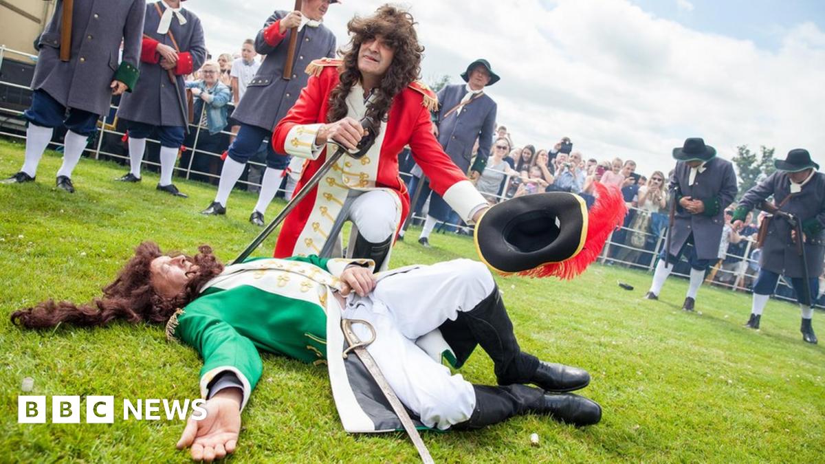 Sham Fight draws thousands to Scarva parade - BBC News