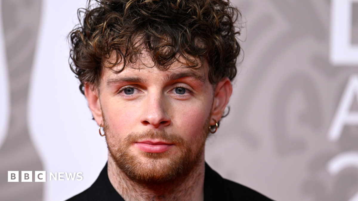 Tom Grennan pays to fly Argentine fan to Coventry play-off final - BBC News