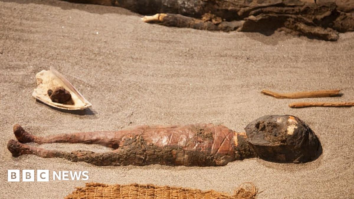 Living with the world's oldest mummies - BBC News