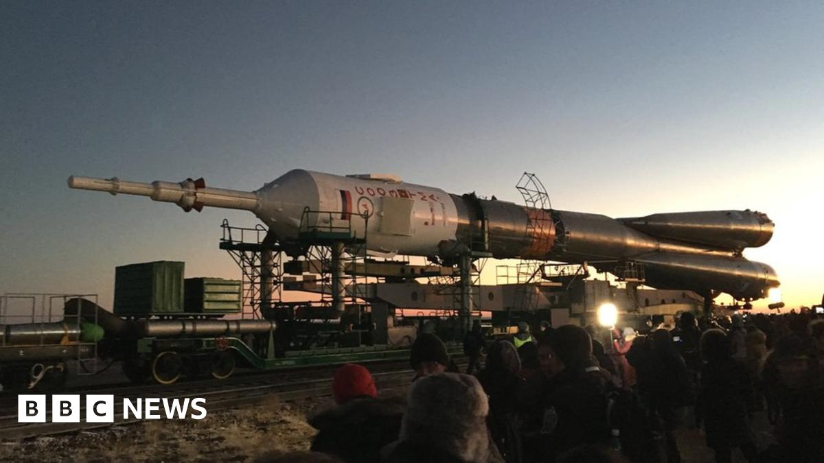 Tim Peake: Rocket rolled to launch pad - BBC News