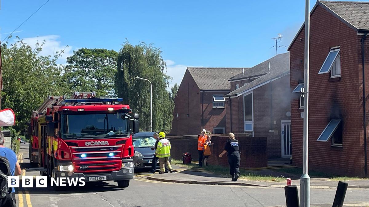 Fire crews deal with Beeston flat blaze - BBC News