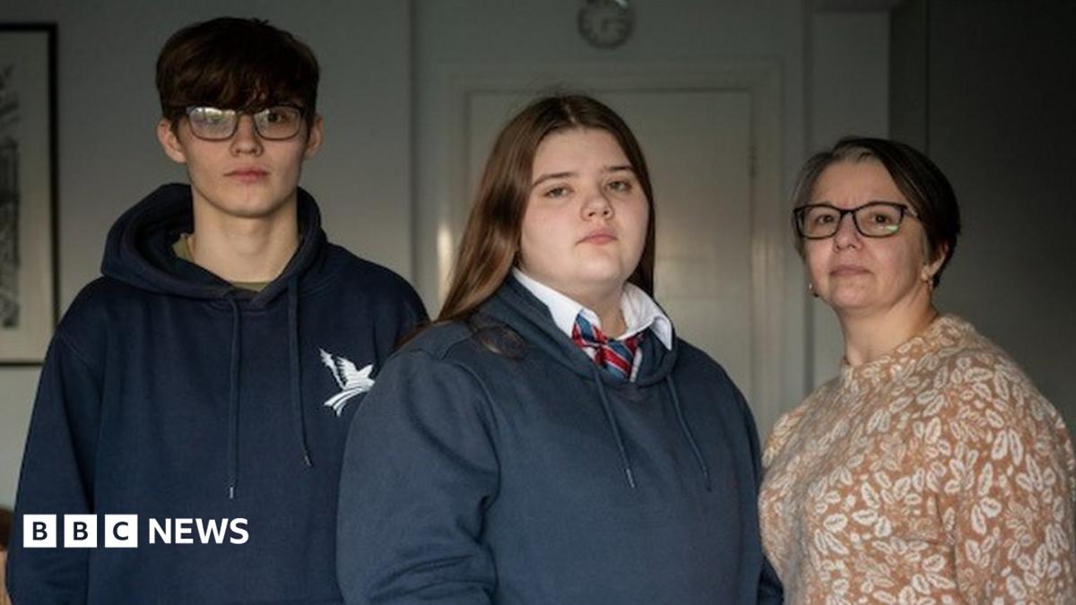Wiltshire sixth form's closure leaves parent in 'limbo' - BBC News