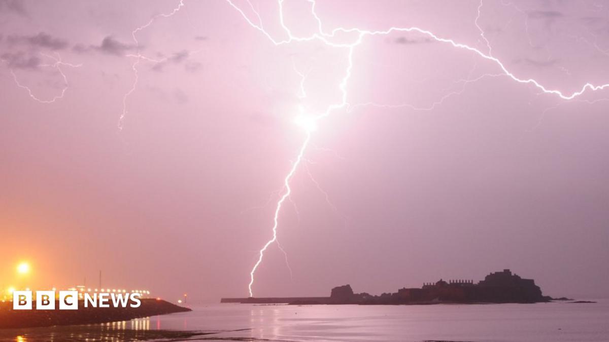Lightning pictures: How do you take good photographs of a storm? - BBC News