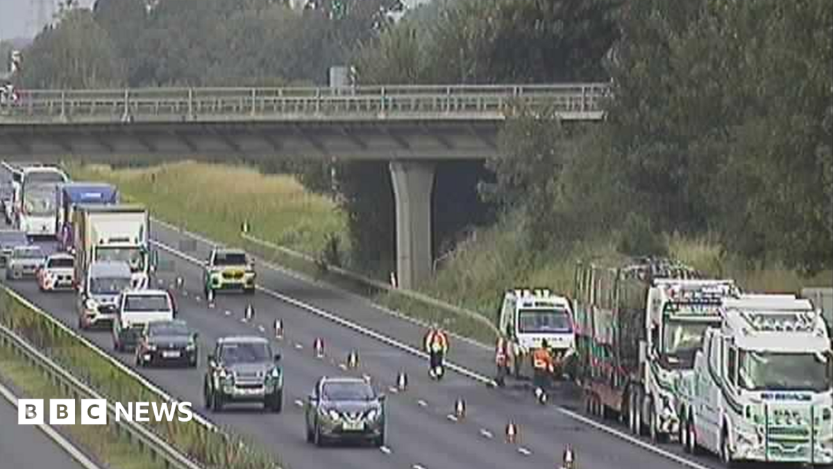 M4 traffic: Emergency services called to coach fire on motorway - BBC News