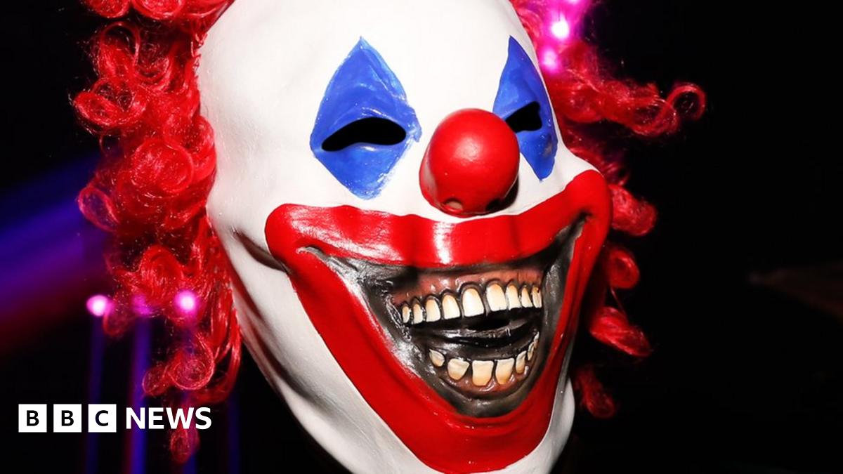 'Killer clowns' in Canada: Why are these sightings spreading? - BBC News