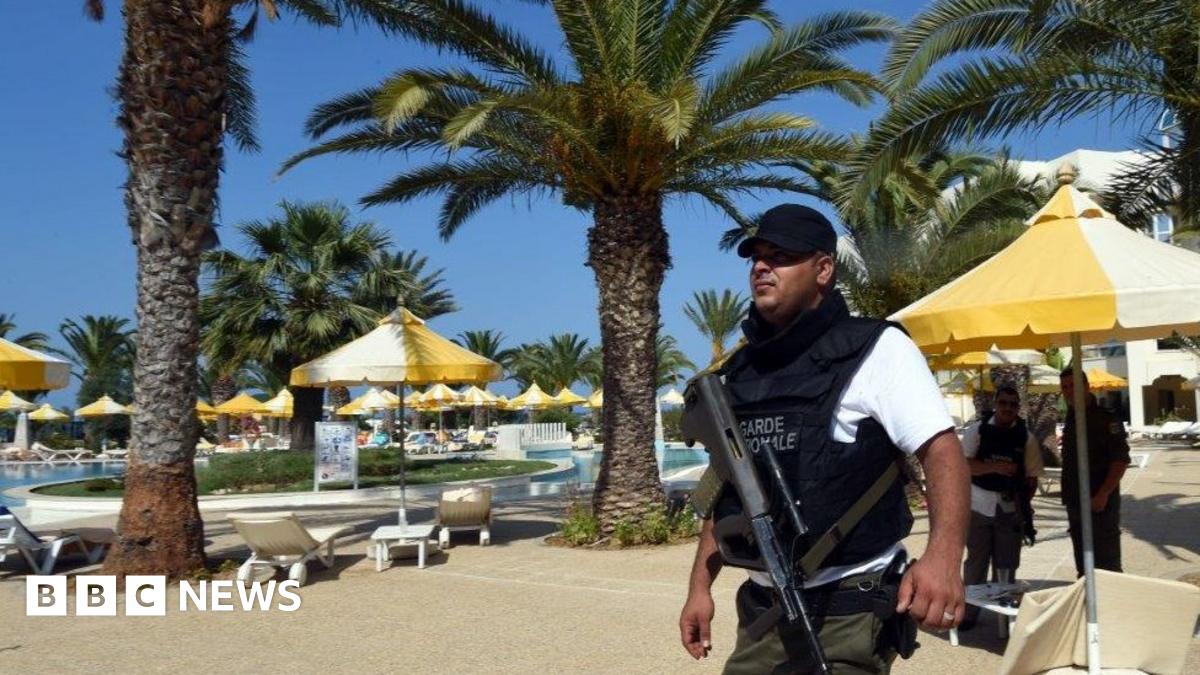 Tunisia attack on Sousse beach 'kills 39' - BBC News