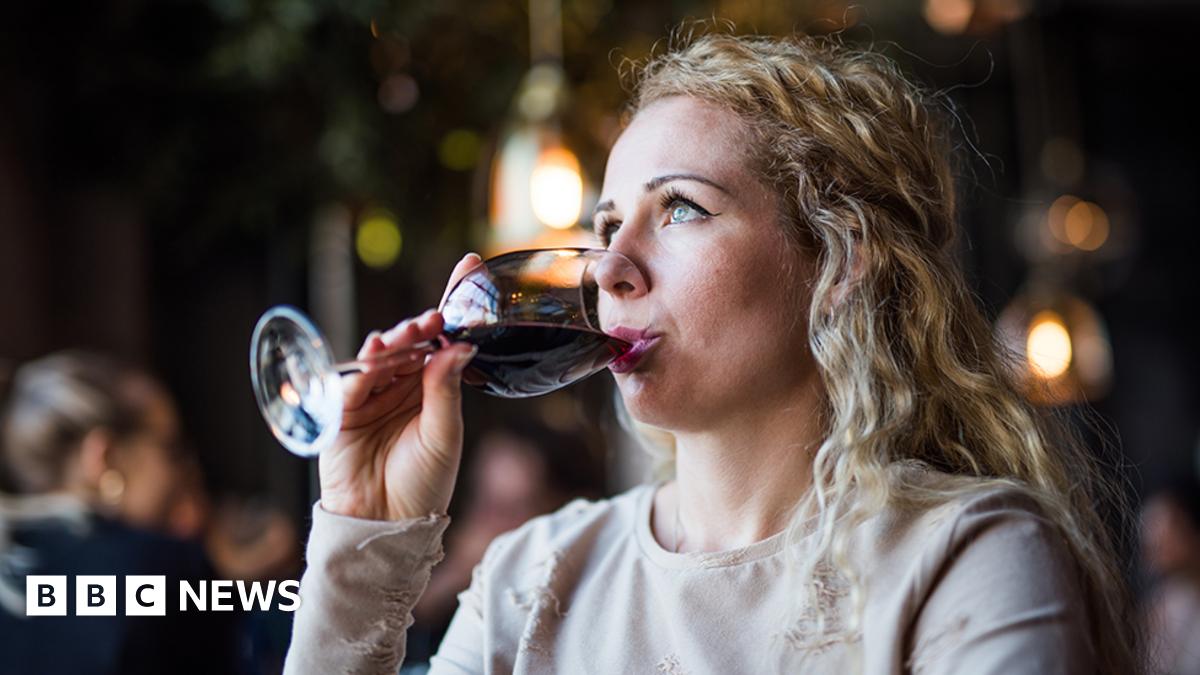 Removing large wine measures cuts drinking by 7.6% in study - BBC News