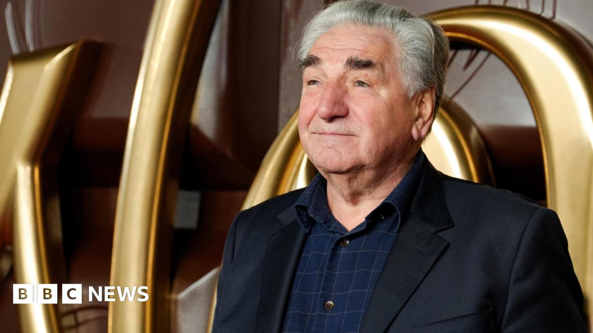 Wonka actor Jim Carter praises 'awe-inspiring' UK set - BBC News