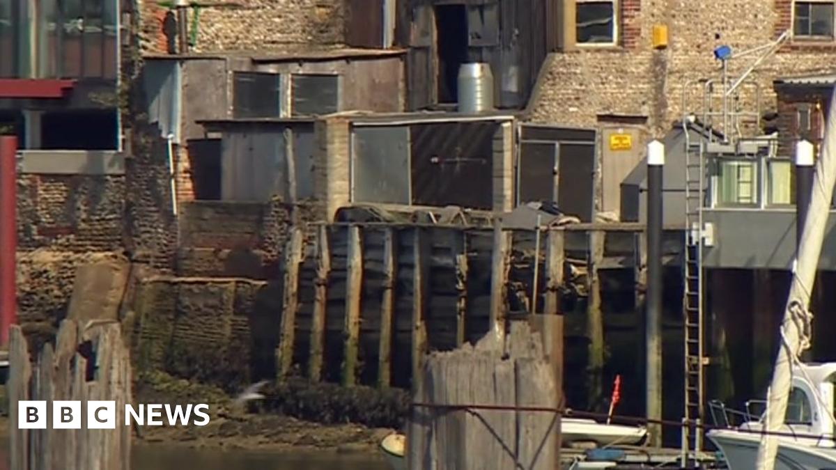 Littlehampton flood scheme ceremony cancelled over tide fear - BBC News