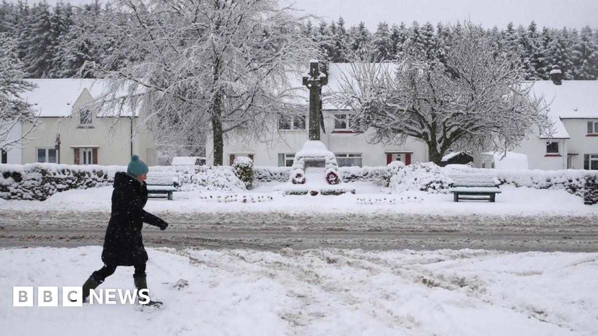Heavy snow causes widespread disruption in Scotland - BBC News