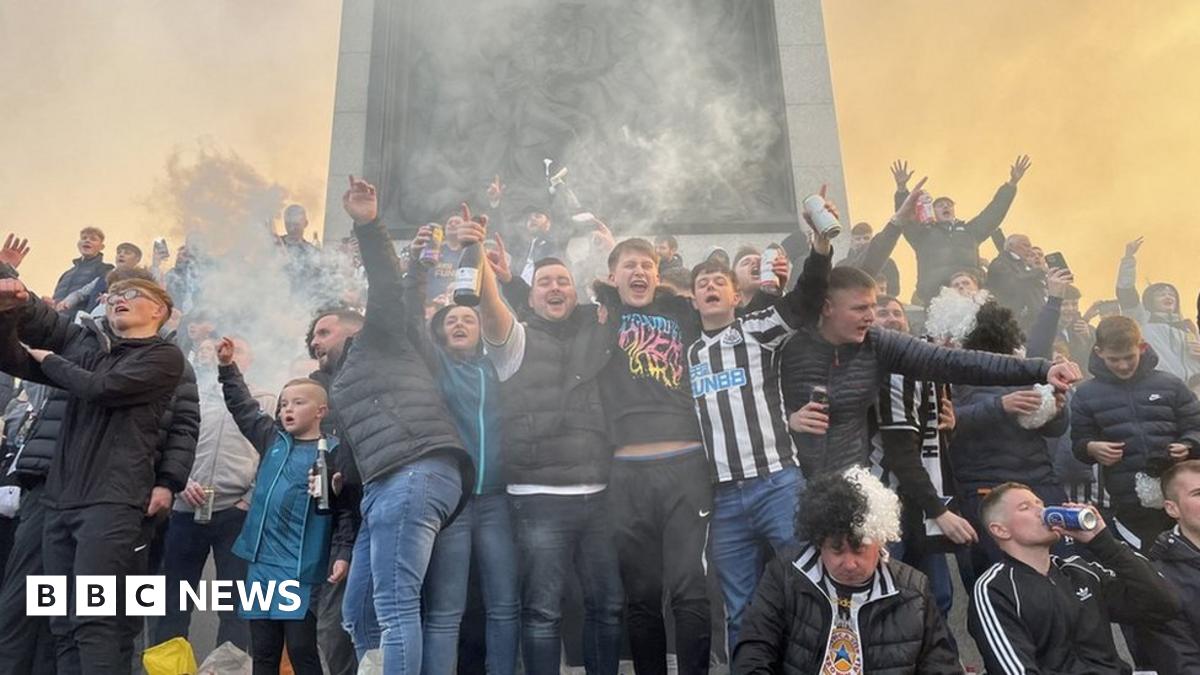 In pictures: Newcastle United fans take over Trafalgar Square - BBC News