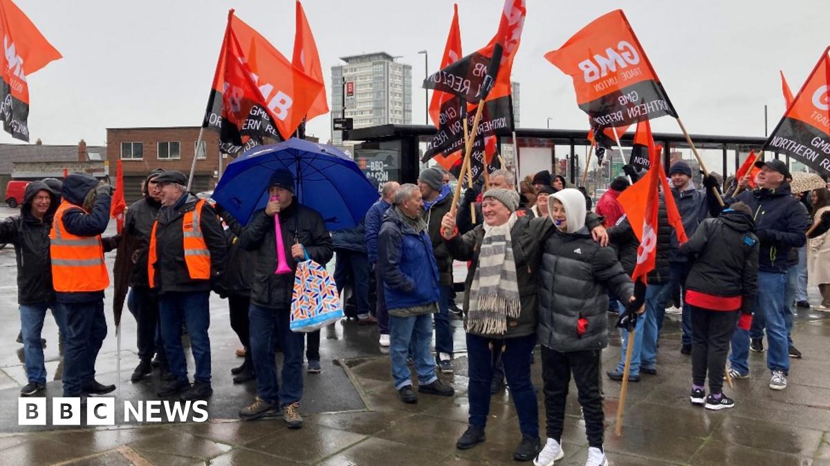 Sunderland bus strike: Driver walk-outs continue over pay dispute - BBC News