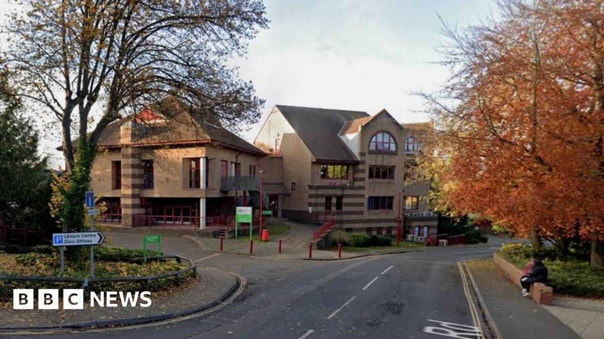 Daventry: Former council headquarters put up for sale - BBC News
