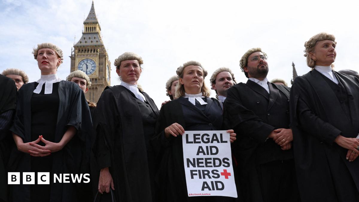 Criminal barristers vote to end strike over pay - BBC News