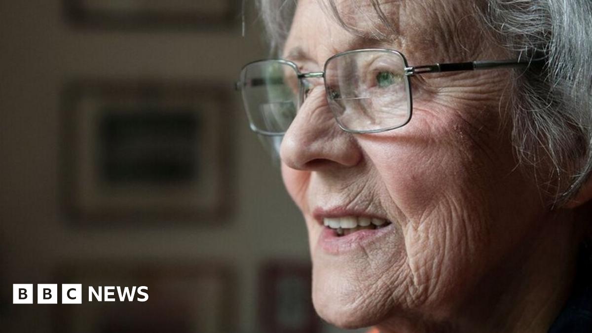 Hitler handshake 'shame' of Guisborough Holocaust survivor - BBC News