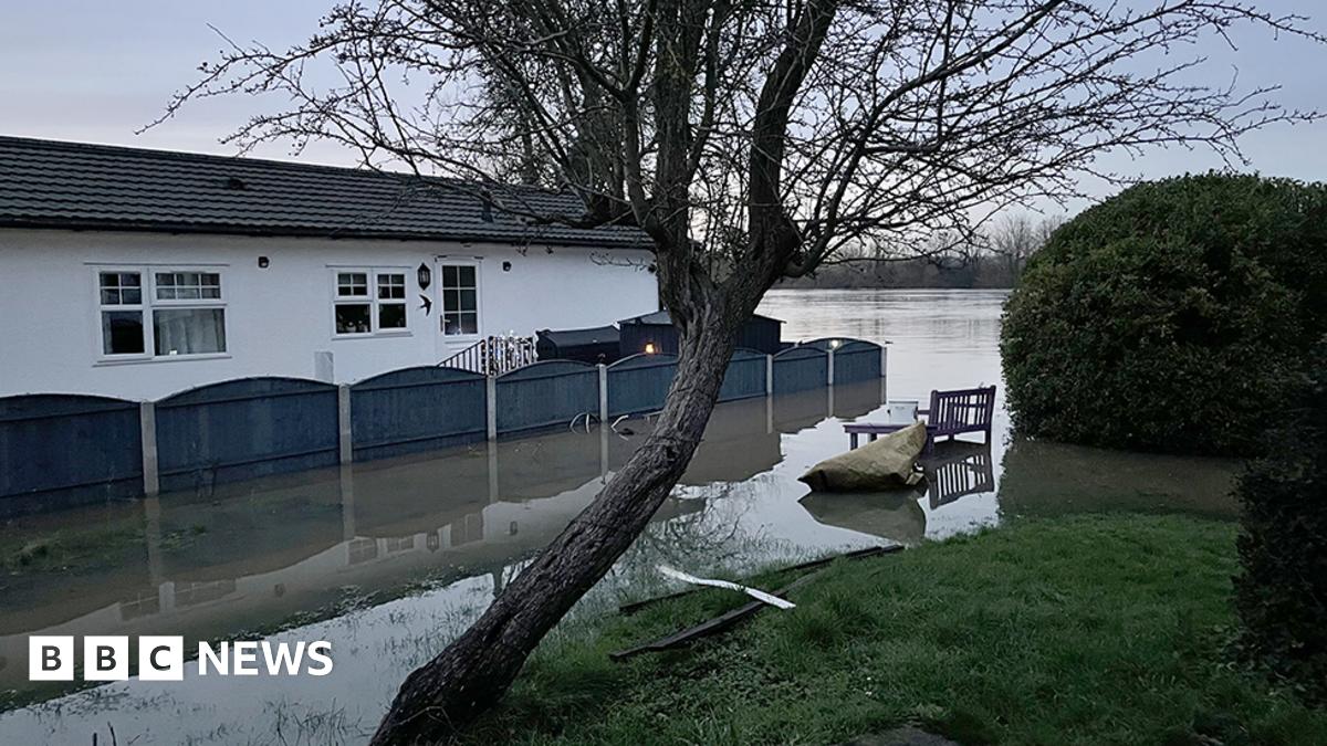 UK weather: Heavy rain in south and major flooding in Nottinghamshire - BBC News