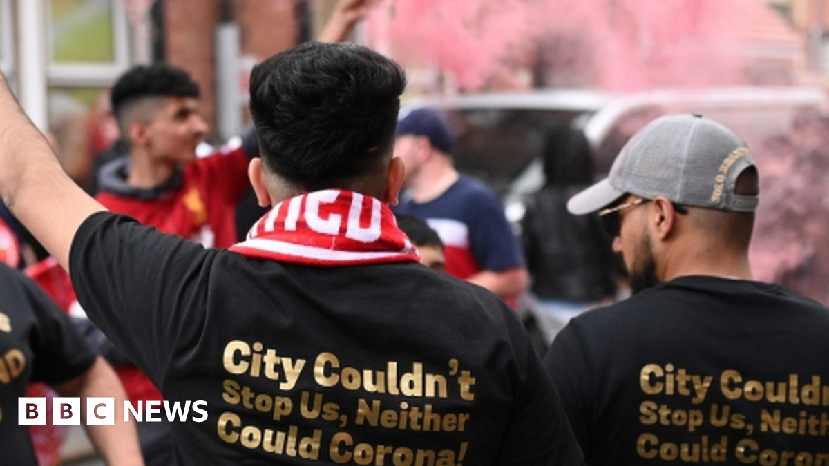 Liverpool FC: Fans gather for Premier League trophy presentation - BBC News