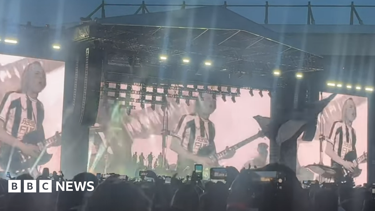 'Dream come true' for Sam Fender's guitar tutor - BBC News