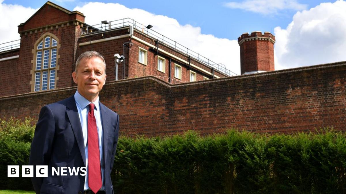 Reading Prison: Final chance for Oscar Wilde jail art hub, MP says ...