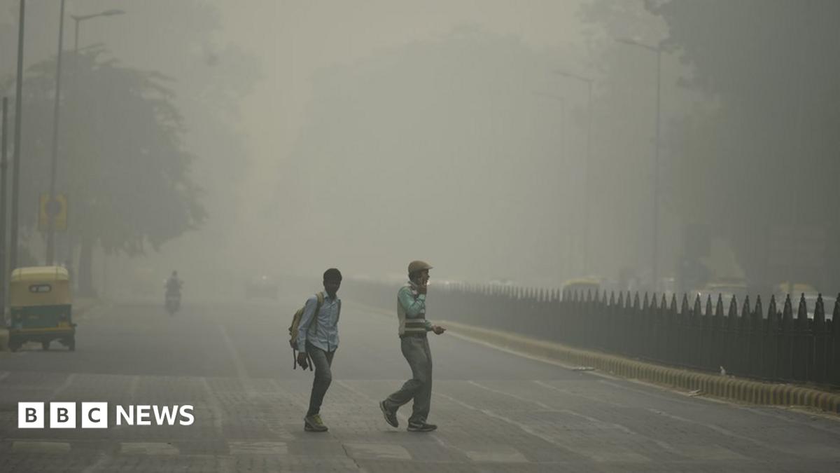 India Diwali: Delhi acts against pollution menace - BBC News