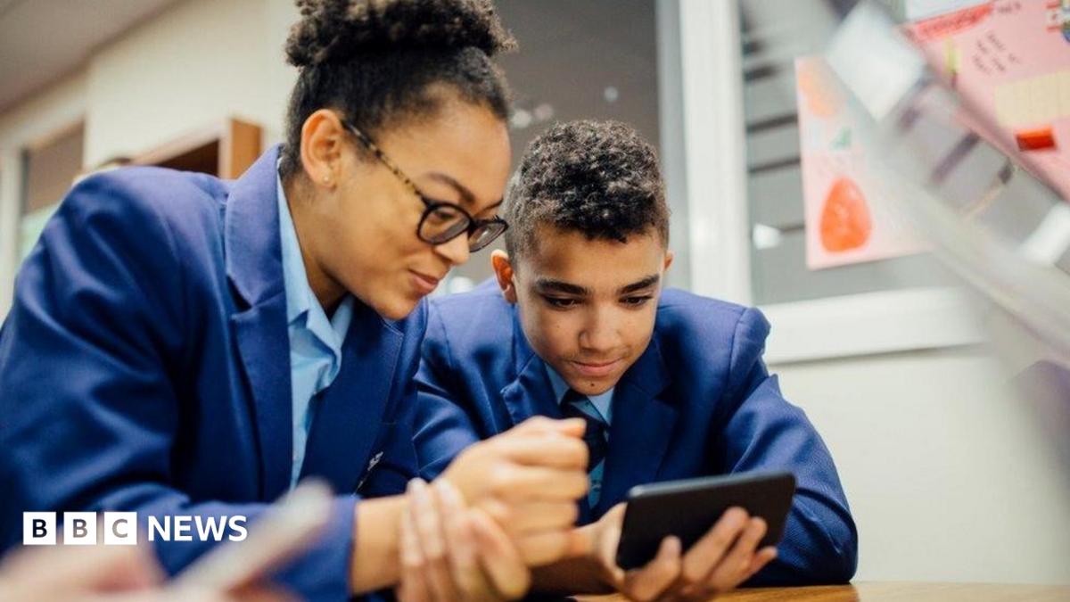 Secondary school pupil numbers set for 19% rise by 2026 - BBC News