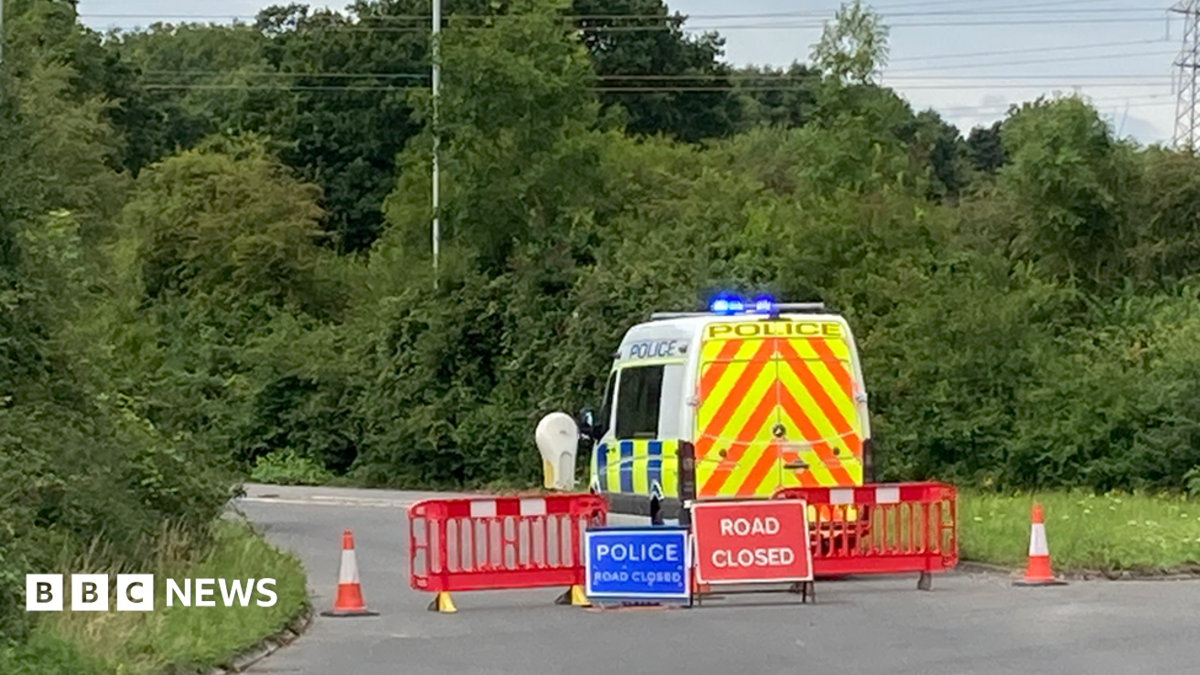 Two die and one injured in A361 crash near Frome - BBC News