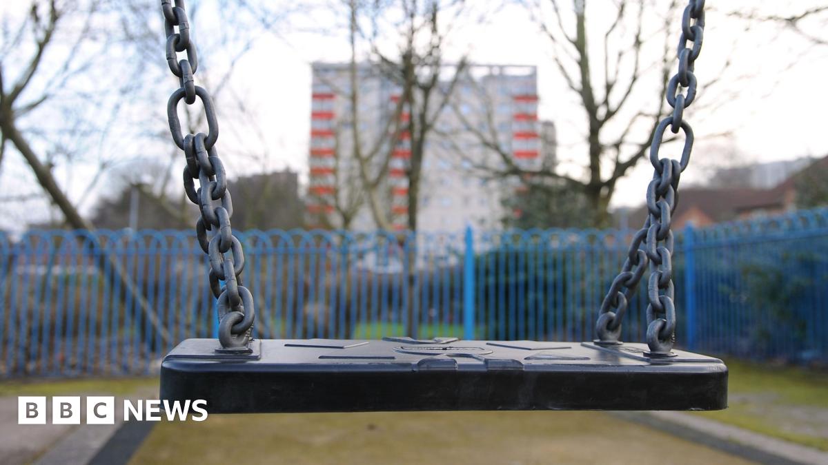 Poor children: more are in working families, study says - BBC News