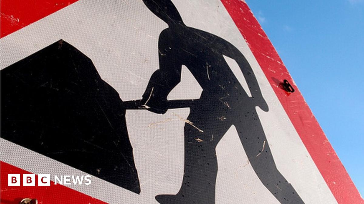 Roadworks cause delays on A483 Wrexham bypass - BBC News