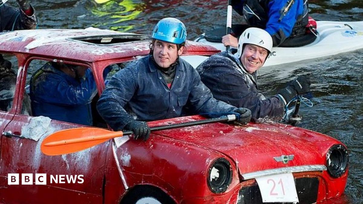 Matlock Bath raft race returns after three-year gap - BBC News