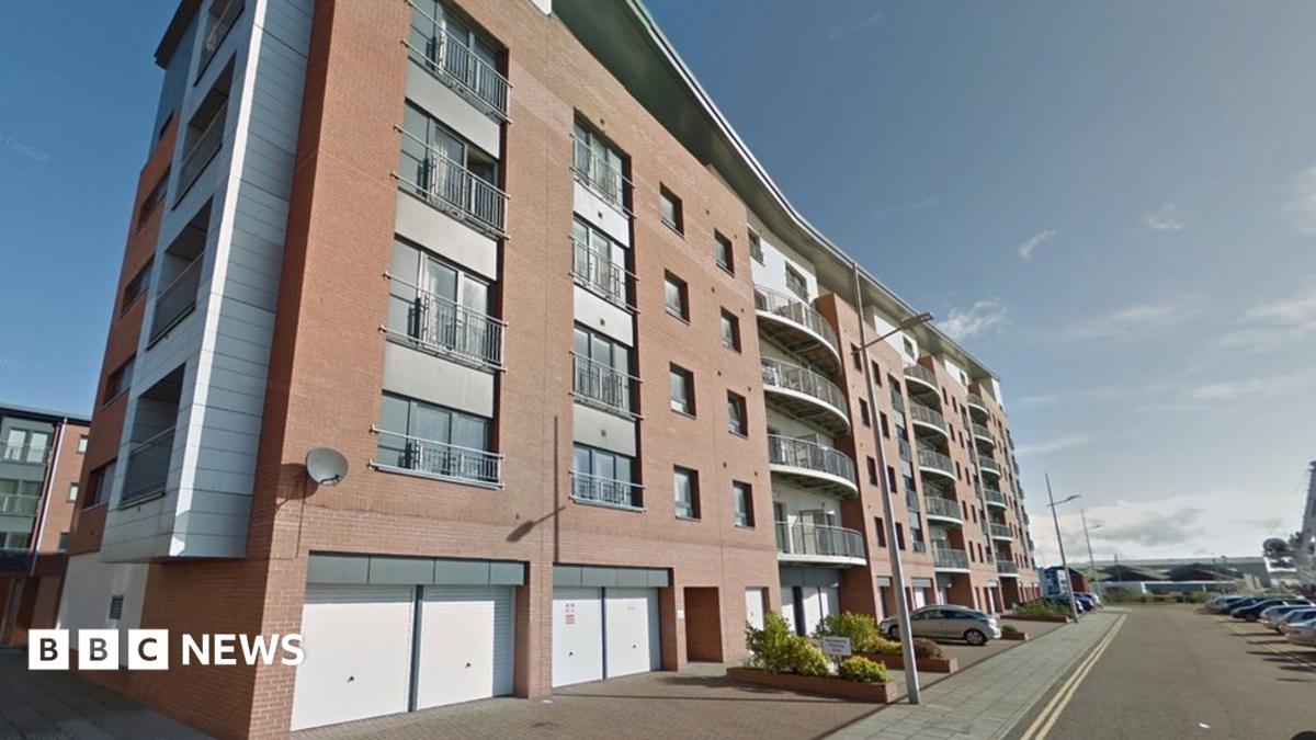 Flats in Dundee evacuated after storm damage - BBC News