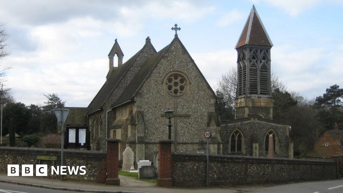 Tylers Green: Rev Michael Hall 'spiritually abused' parishioners - BBC News