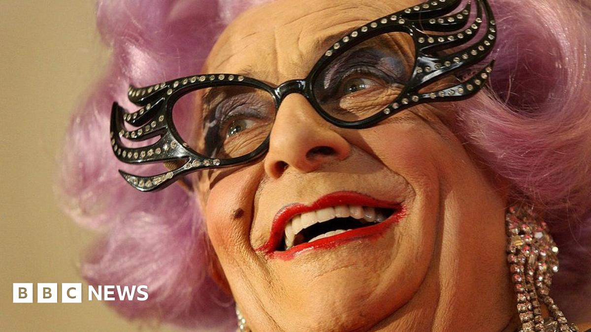 Barry Humphries: A life in pictures - BBC News
