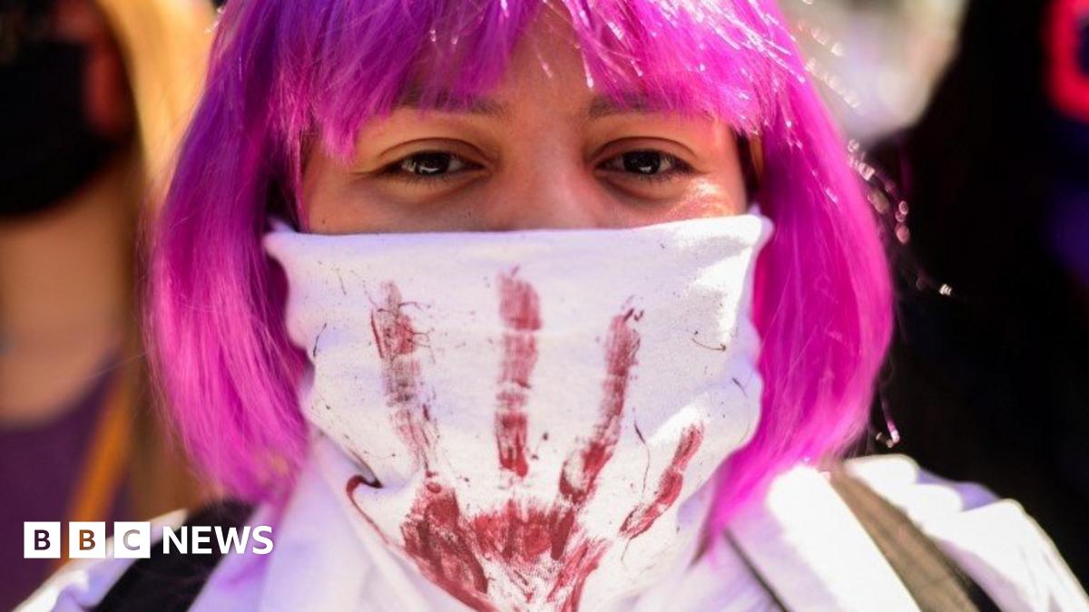 Thousands of women in El Salvador march for rights - BBC News