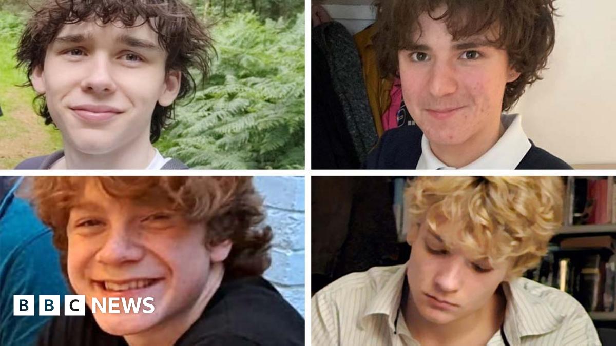 North Wales: Police searching for missing teenagers find car - BBC News