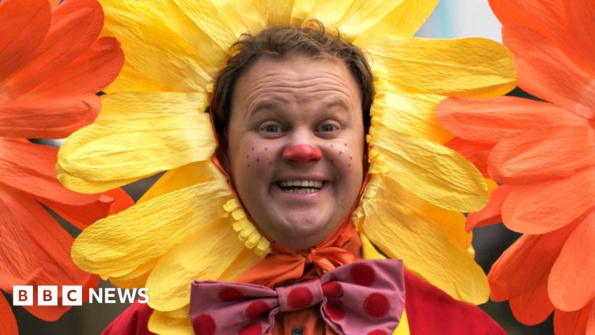 Justin Fletcher: Meeting the man behind Mr Tumble - BBC News