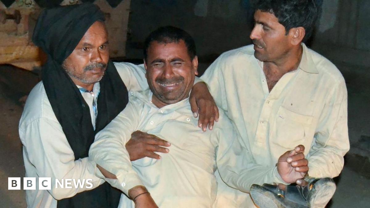 Pakistan: IS attack on Sufi shrine in Sindh kills dozens - BBC News