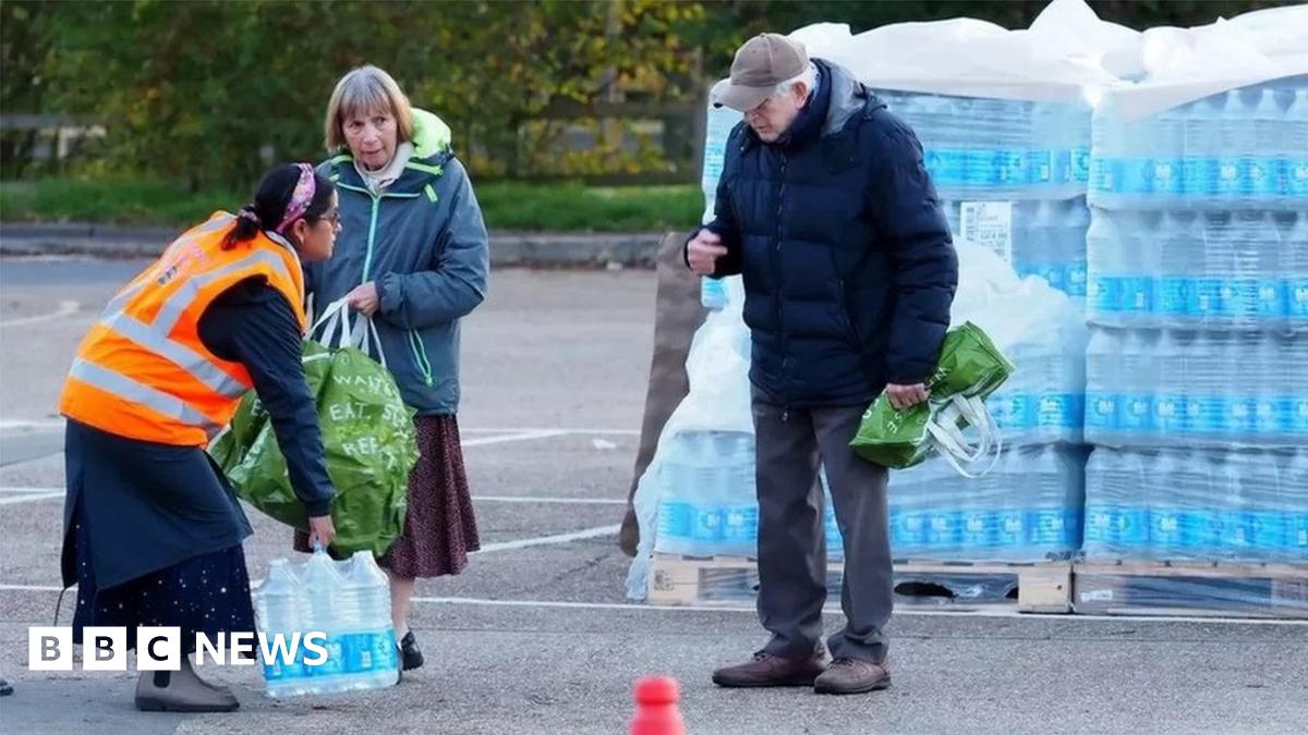 Jeremy Hunt urges Thames Water to 'get a grip' on outage payouts - BBC News